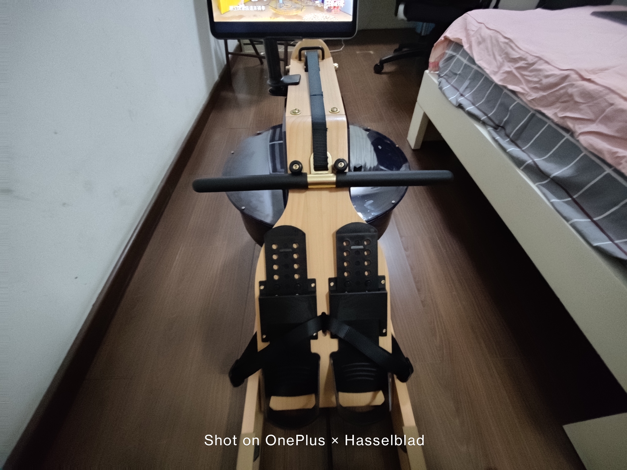我每周的减肥计划： 周一三五 健身撸铁（飞鸟、深蹲、硬拉） 周二、四划船机（现在只能20分钟，腰疼） 周日打羽毛球 希望能坚持下去！祝我减肥成功 