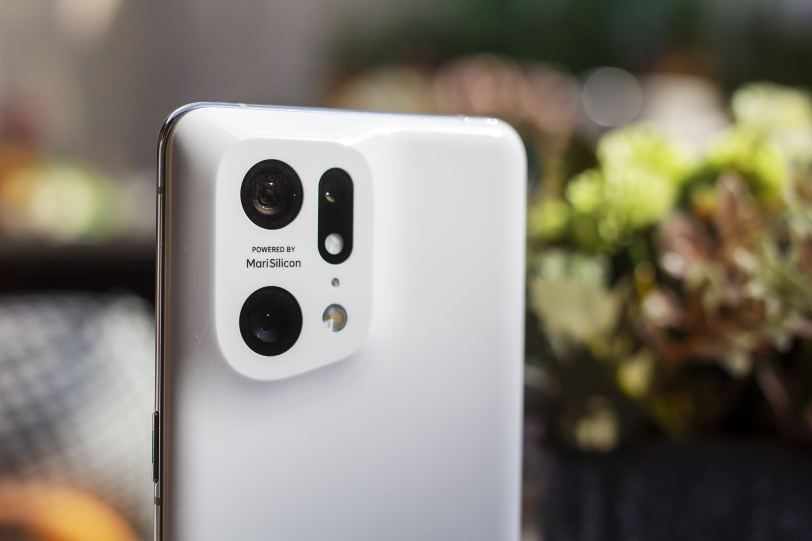 Oppo Findx5 Pro这个白瓷版手感真不错！温润如玉！手感细腻顺滑！我愿称oppo Find X5白色版本yyds