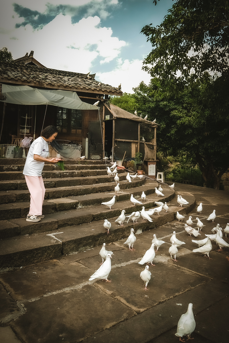 与老妈的国庆市内游【二】 老妈喜欢的军装穿着太热了, 于是换了自己的衣服继续游玩拍照 重庆两江国际影视城模仿的旧时代的重庆, 甚至老妈觉得其中