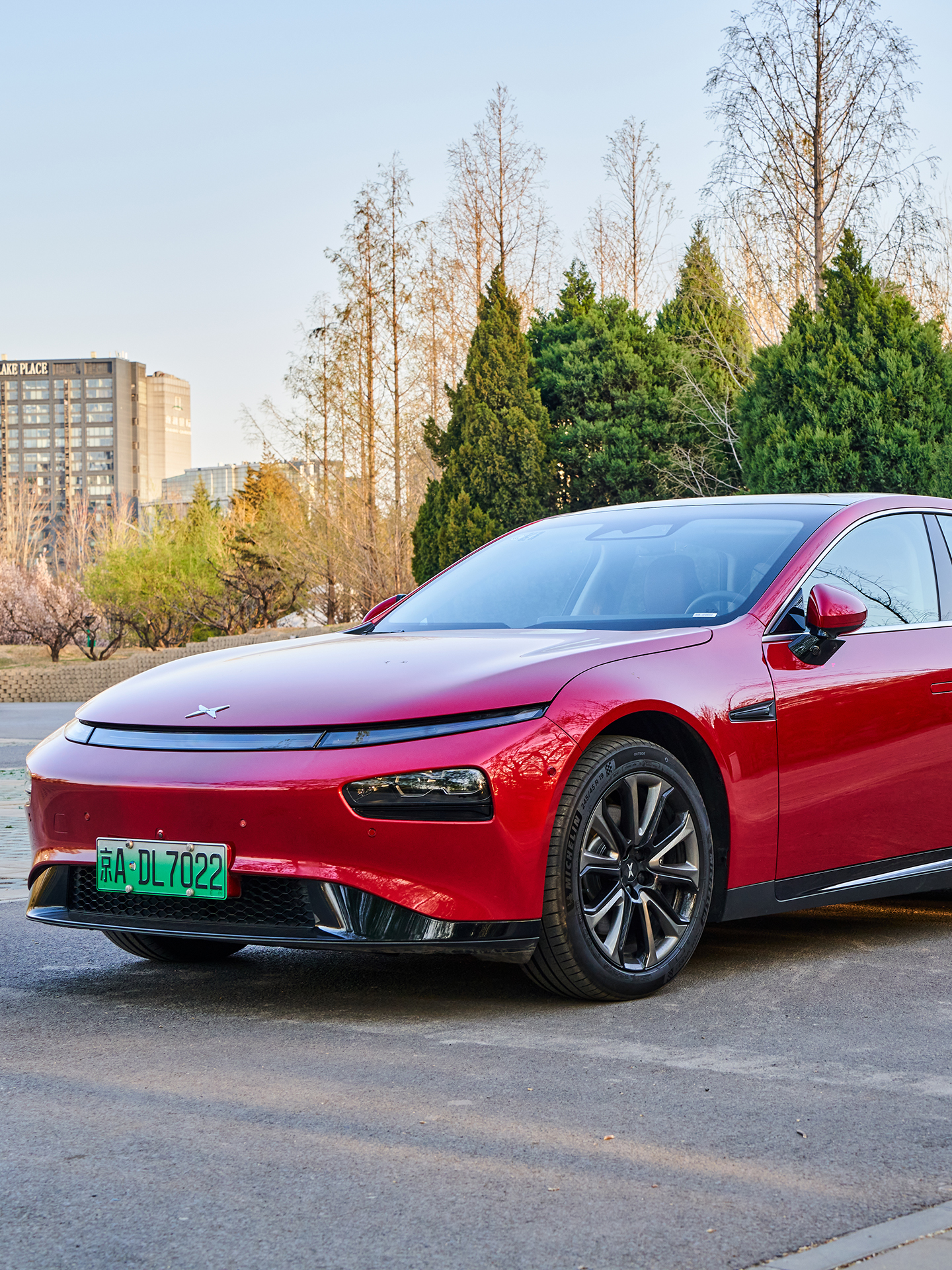 小鹏P7有着互联网思维，独特个性的智能轿跑车型，双叉臂悬挂结构可以获得良好的操控性，性能版车型4.3秒的加速性能优良，头枕音响系统是亮点，语音交互系统识别率高，泊车辅助在很多场景中表现出色，后排空间稍