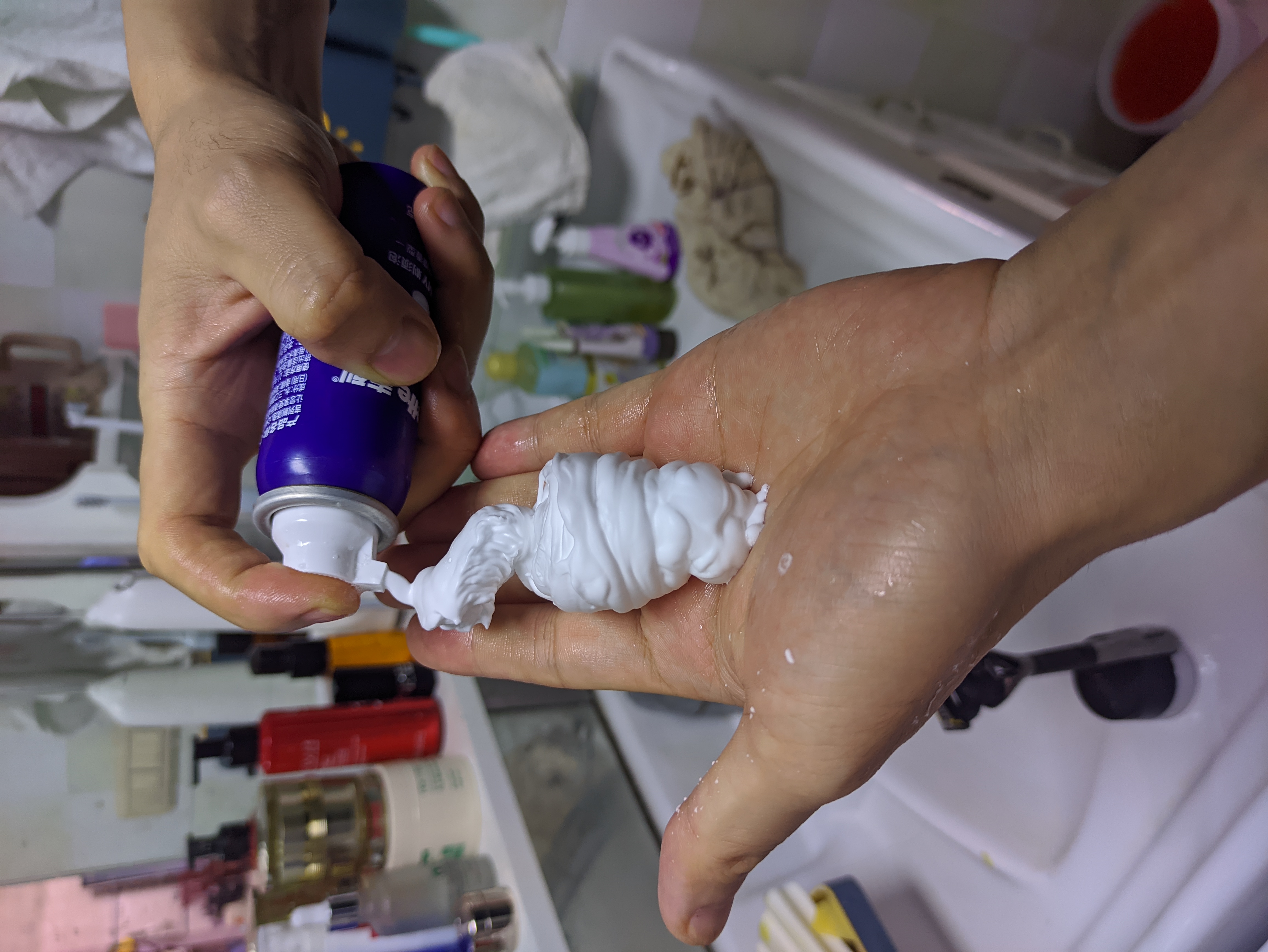 手动剃须搭配吉列剃须泡，顺感丝滑！手动剃须很有仪式感，而且往往比电动剃须挂的更彻底，用过吉列手动剃须刀之后，我就一直选择手动了。 手动剃须也不
