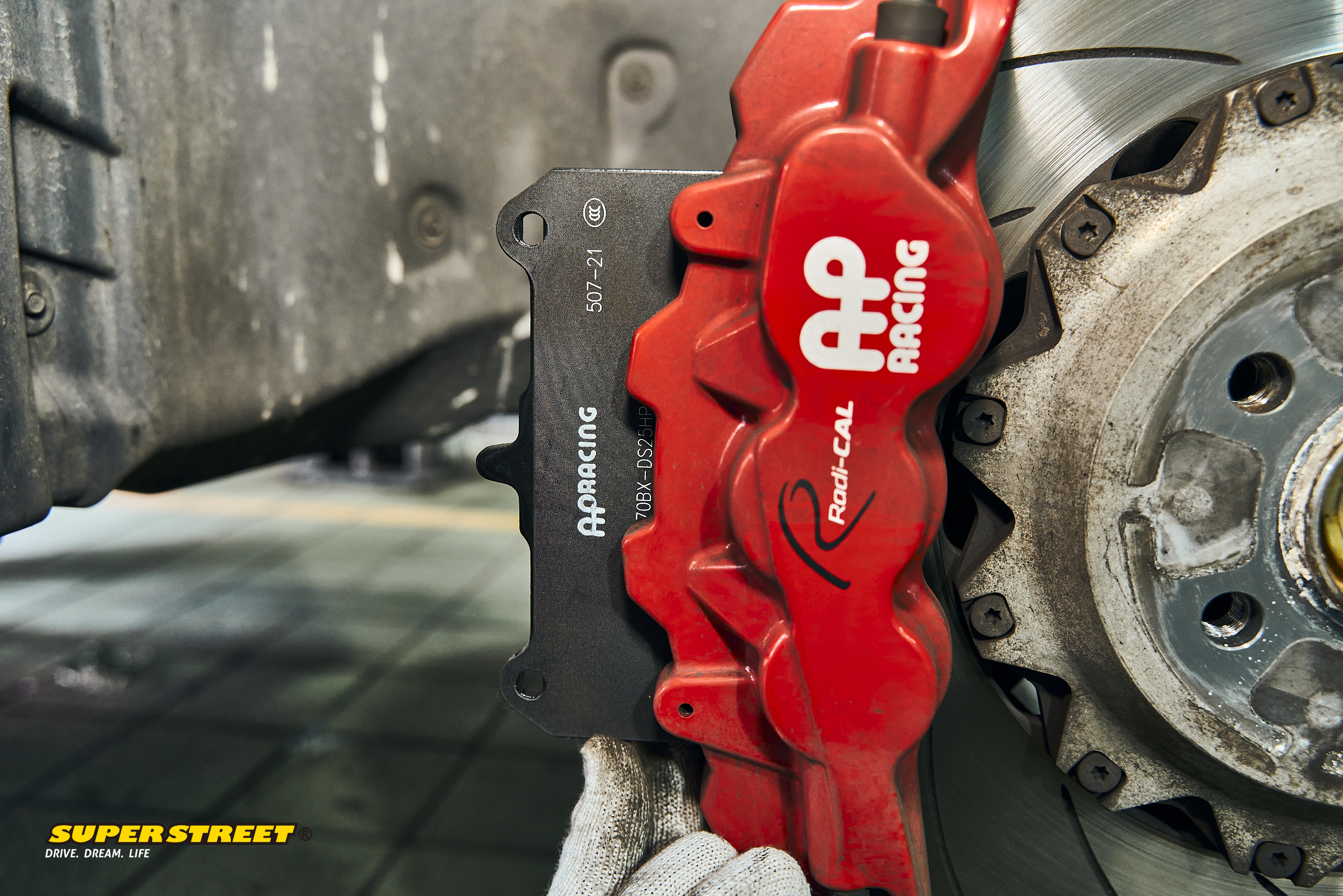 【superstreet保养日记】宝马x3日常保养，更换ap8520卡钳刹车片，前年安装了ap8520 Ap8530前后刹车套装，使用效果出众